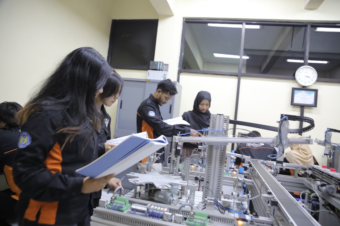 PRODI PENDIDIKAN TEKNIK MEKATRONIKA UNY RAIH AKREDITASI UNGGUL | Universitas Negeri Yogyakarta